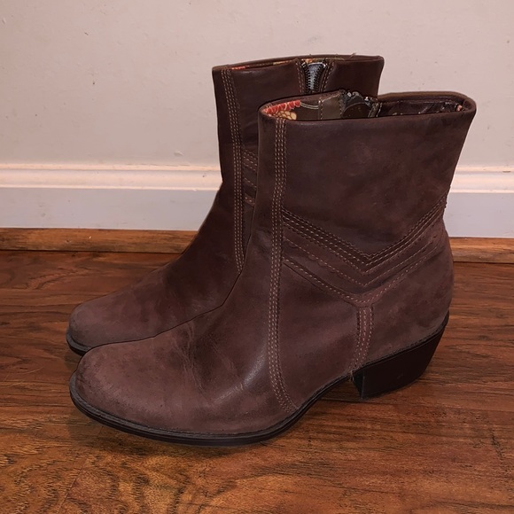 Clarks | Shoes | Clarks Short Brown Boots | Poshmark